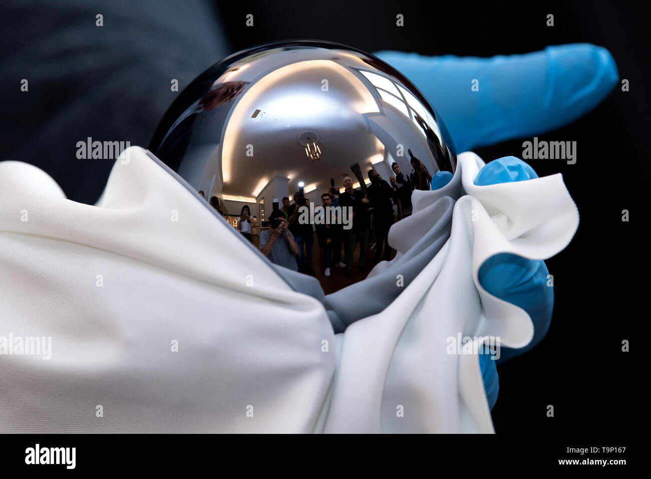 Silicon sphere kilogram hi-res stock photography and images - Alamy