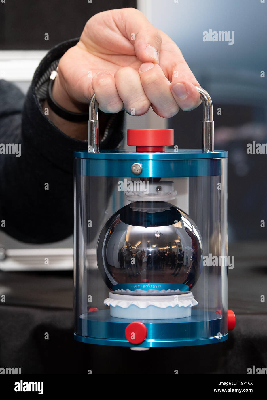 Definition of the kilogram hi-res stock photography and images - Alamy
