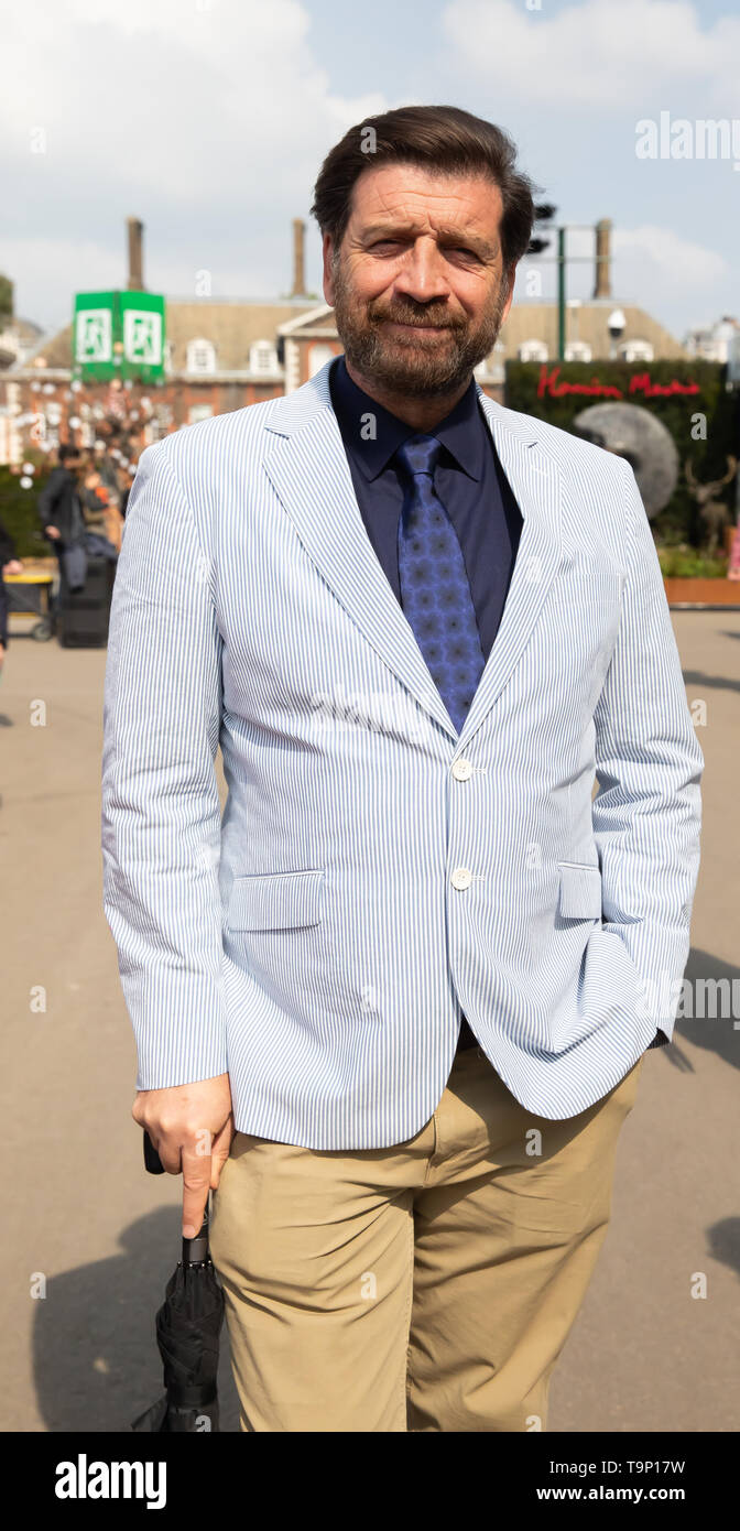 Nick knowles television presenter hi-res stock photography and images ...