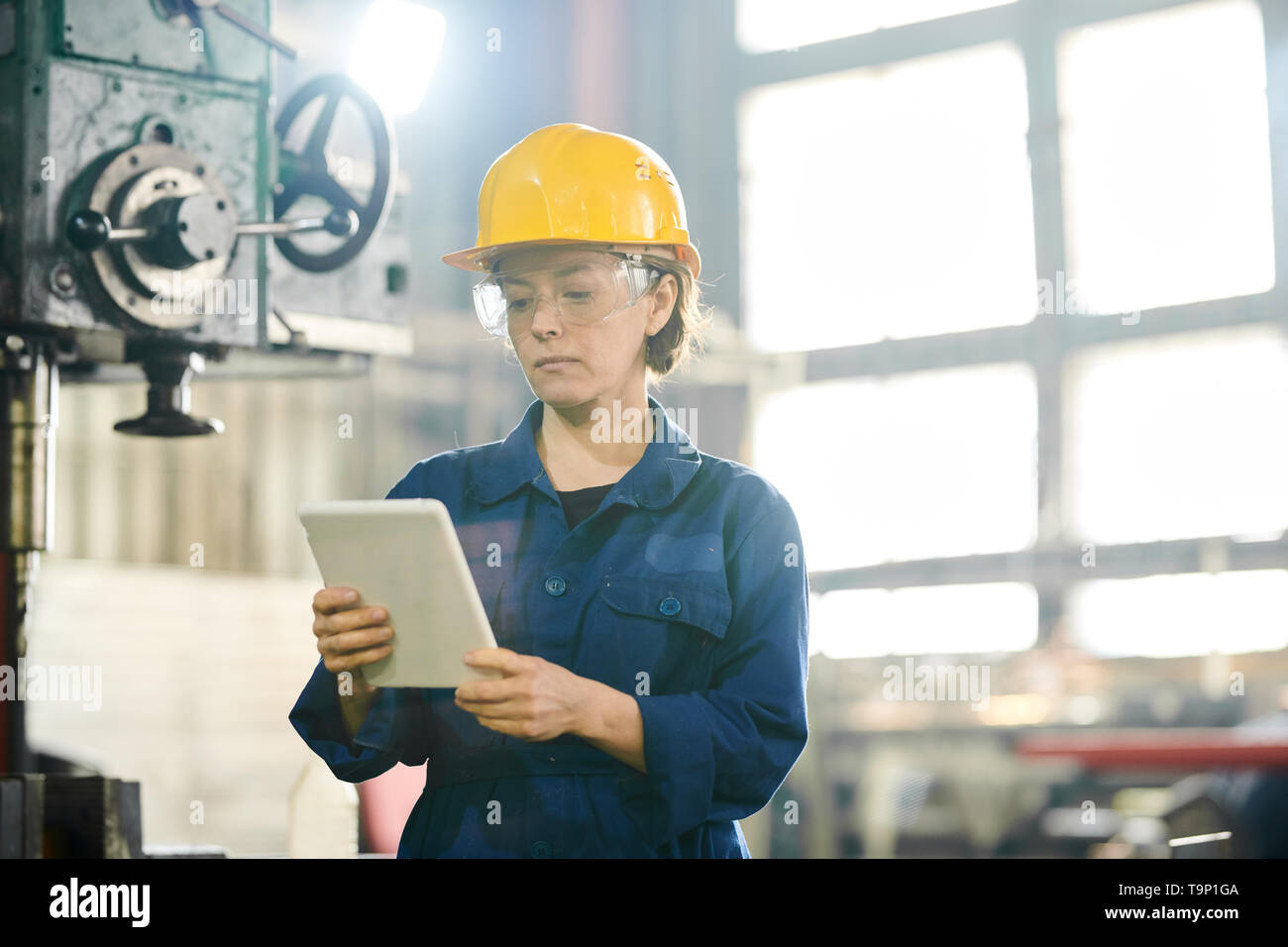 Manager supervising warehouse hi-res stock photography and images - Alamy