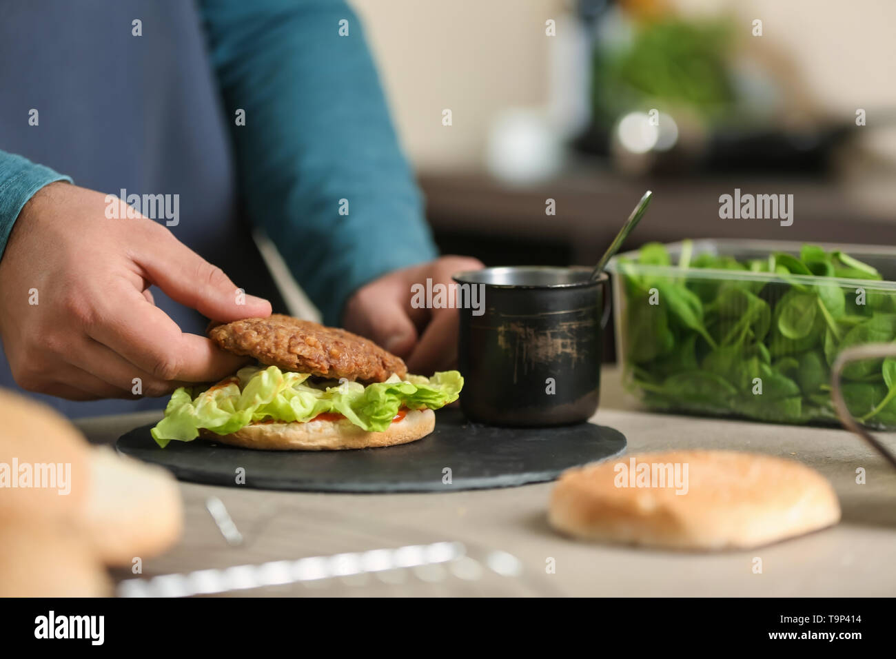 Male chef preparing burger in kitchen Stock Photo - Alamy