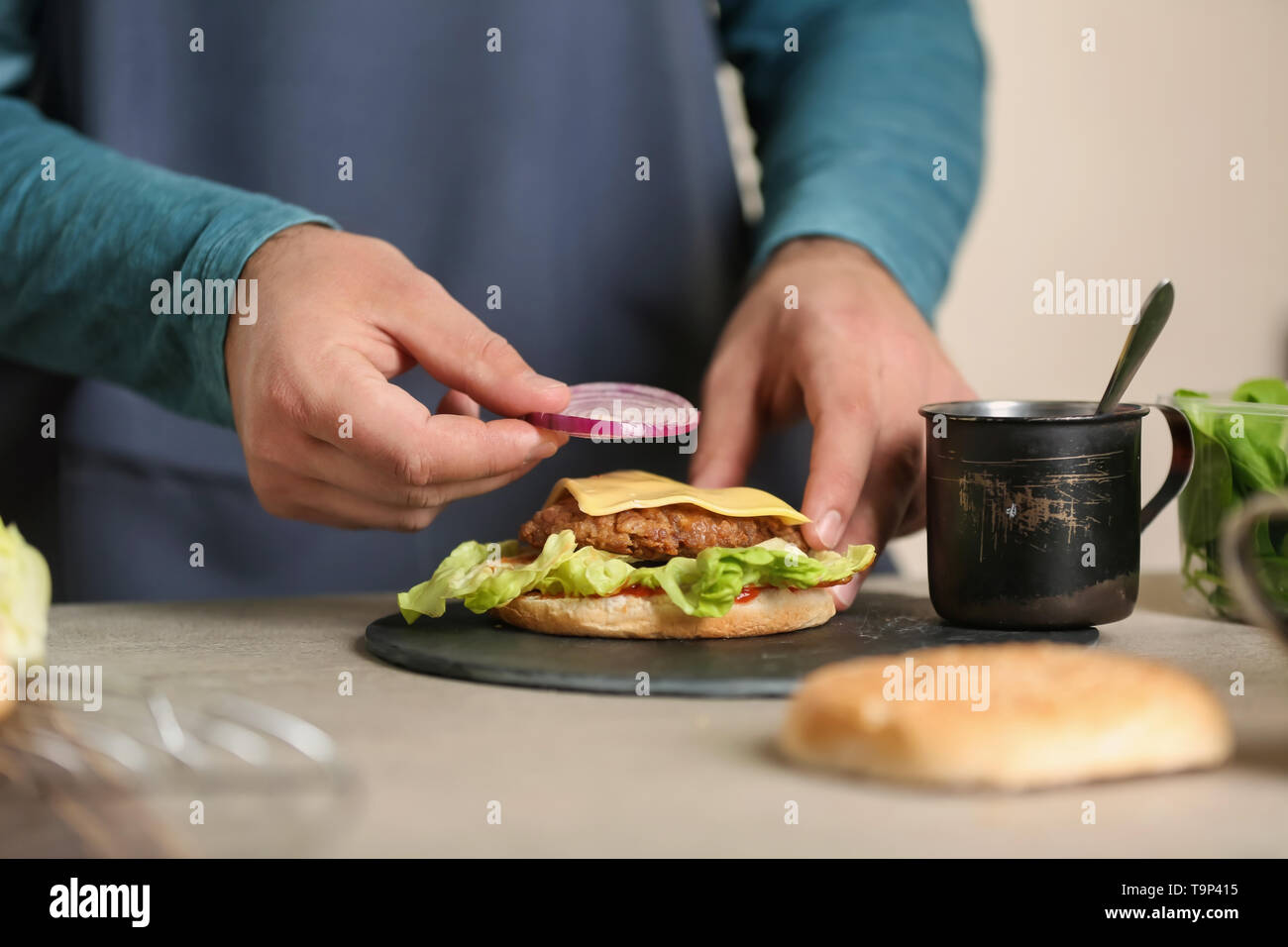 Male chef preparing burger in kitchen Stock Photo - Alamy