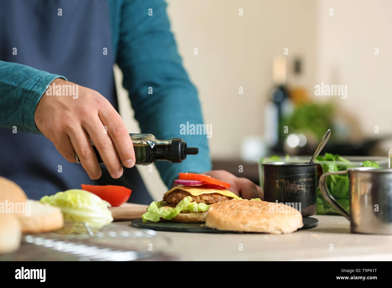 Male chef preparing burger in kitchen Stock Photo - Alamy