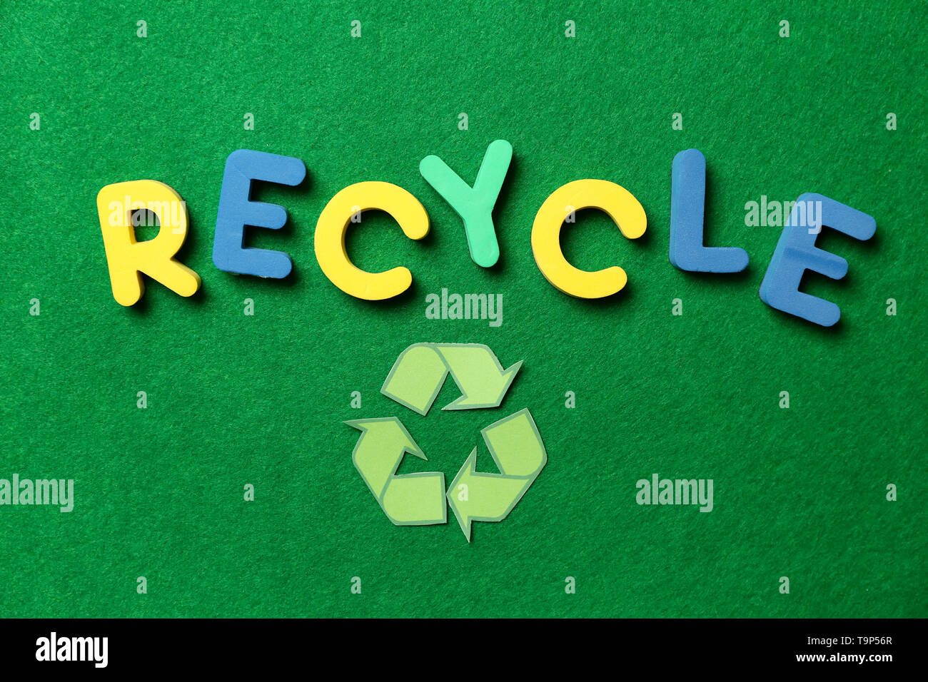 Word RECYCLE and symbol on color background Stock Photo - Alamy