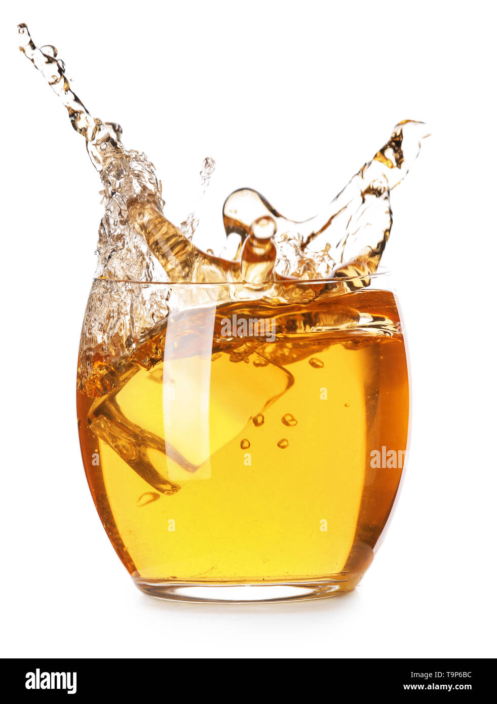 Glass whiskey falling ice cubes hi-res stock photography and images - Alamy