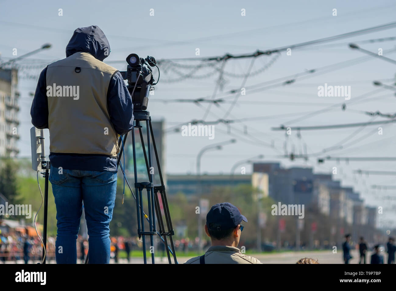 Reporter, cameraman news Agency on a professional camera shoots a ...