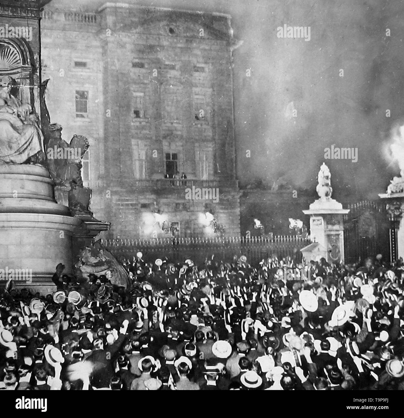 WW1 Buckingham Palace on fire, London Stock Photo - Alamy