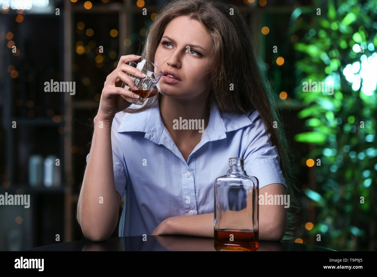 Young people drinking whisky hi-res stock photography and images - Alamy