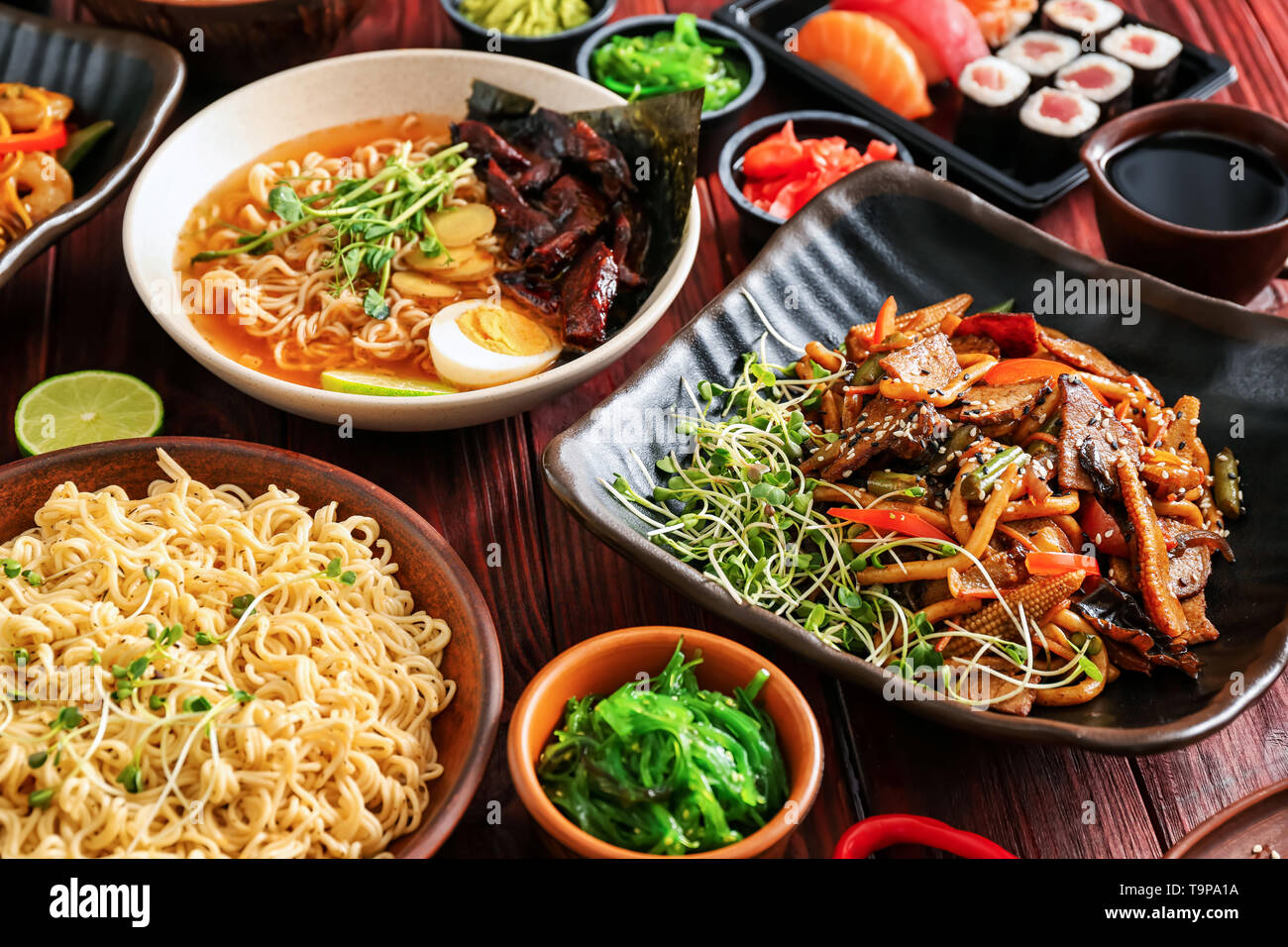 Chinese food many plates hi-res stock photography and images - Alamy
