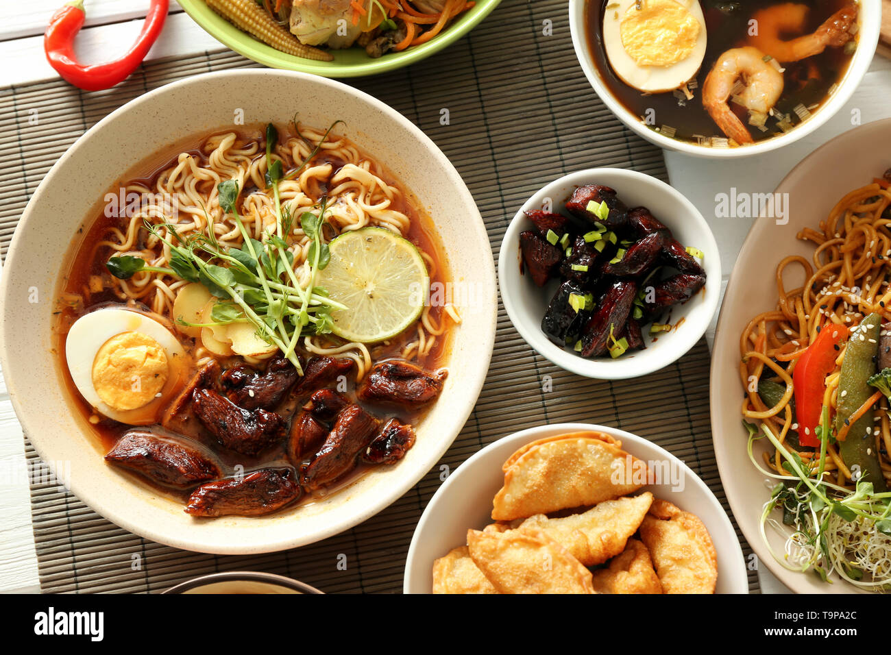Chinese food many plates hi-res stock photography and images - Alamy