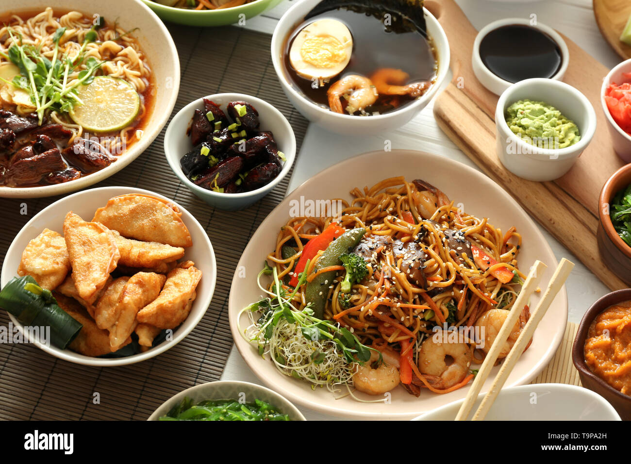 Chinese food many plates hi-res stock photography and images - Alamy