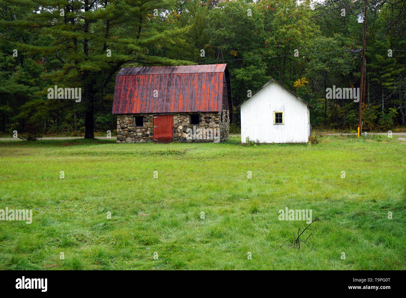 Metal roof barn hi-res stock photography and images - Alamy