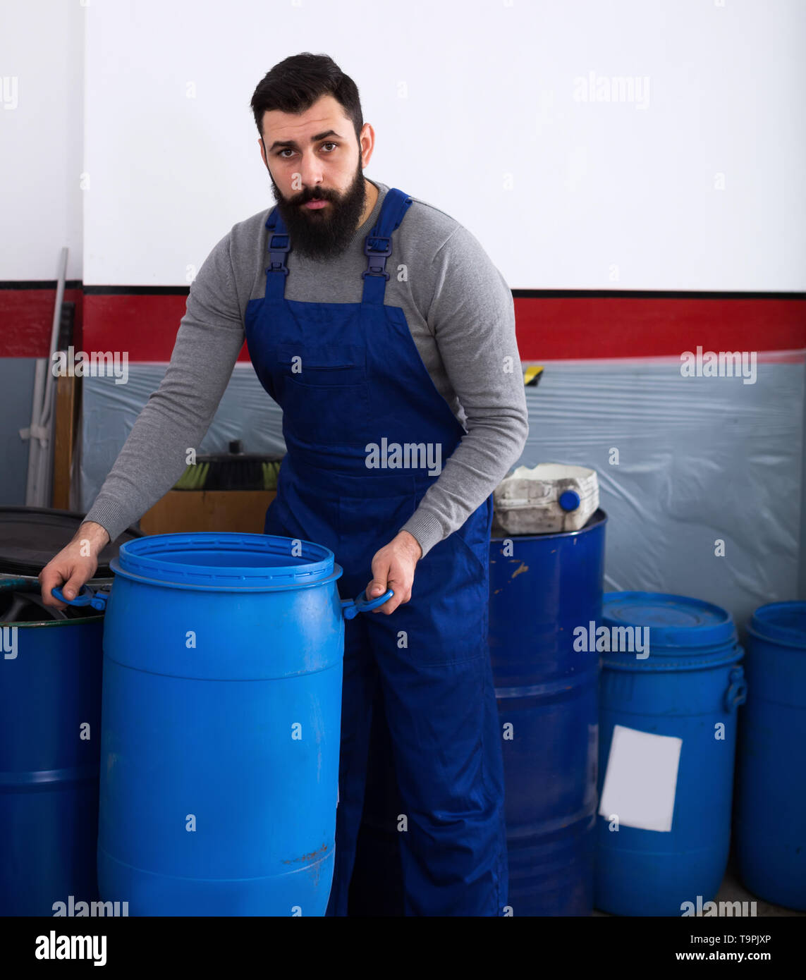Transporting barrels hi-res stock photography and images - Alamy