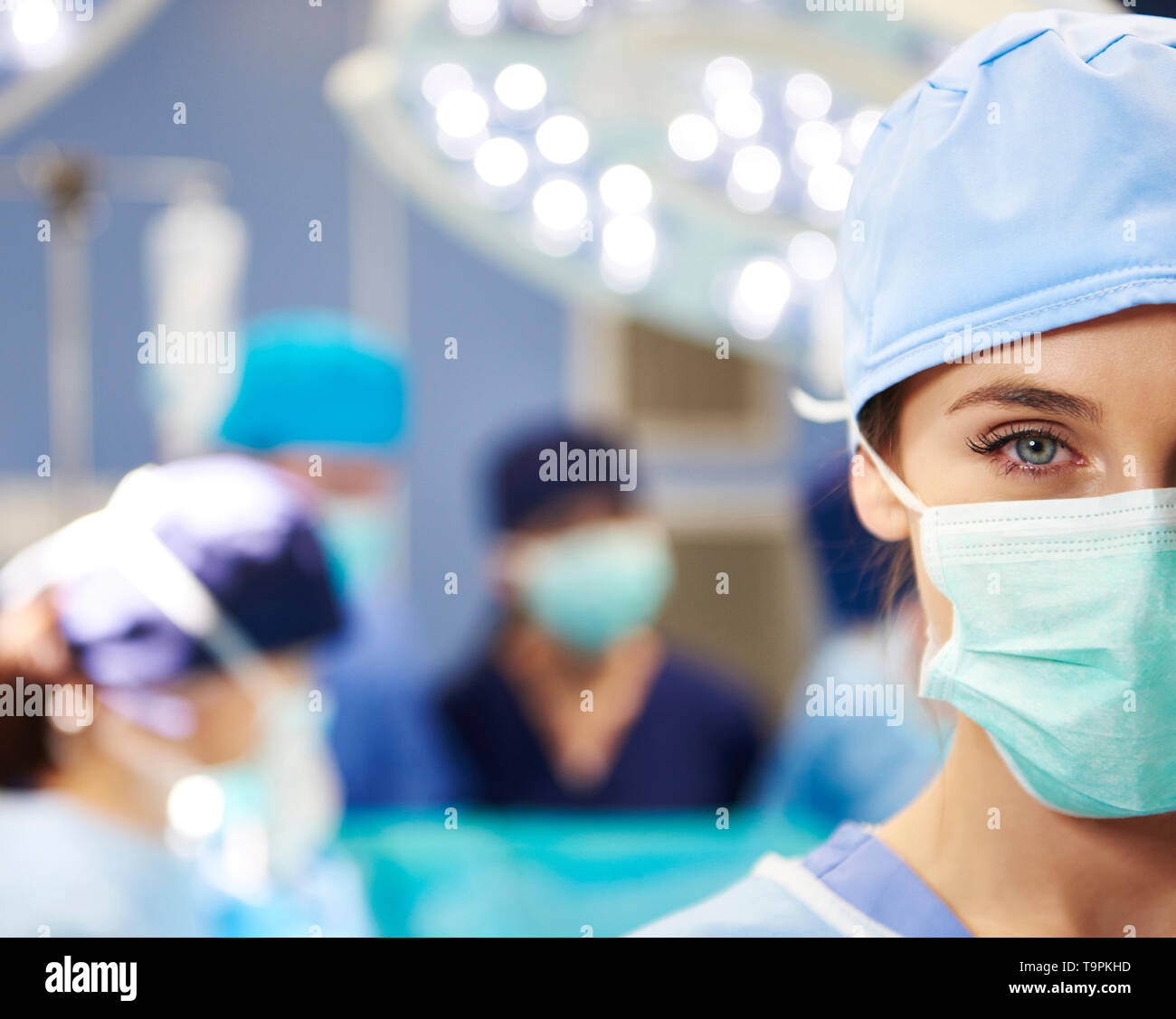 Portrait of female surgeon in the operating room Stock Photo - Alamy