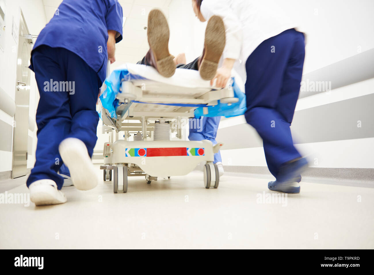 Doctors running for the surgery Stock Photo - Alamy