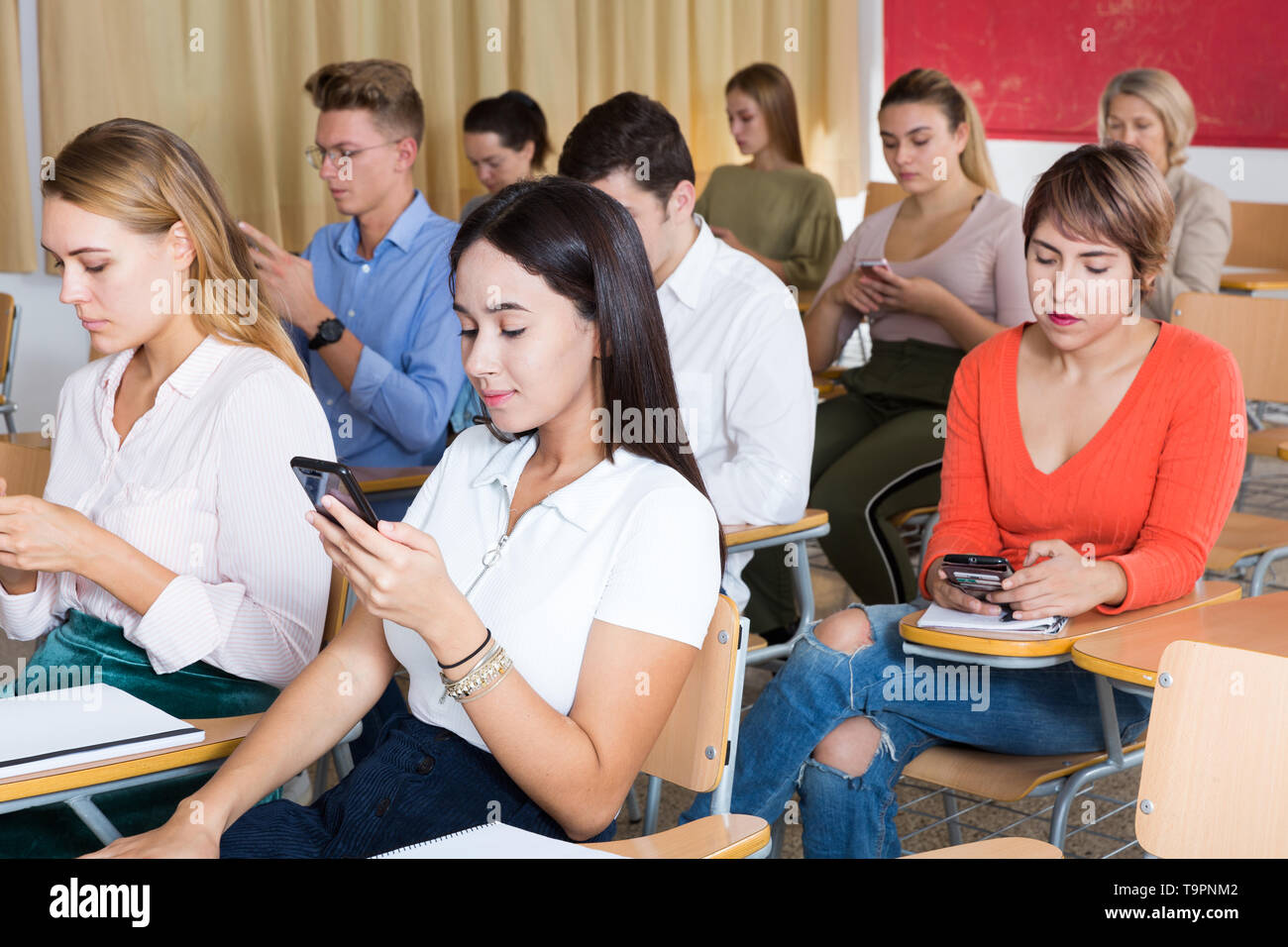 Classroom teacher students mobile hi-res stock photography and images ...