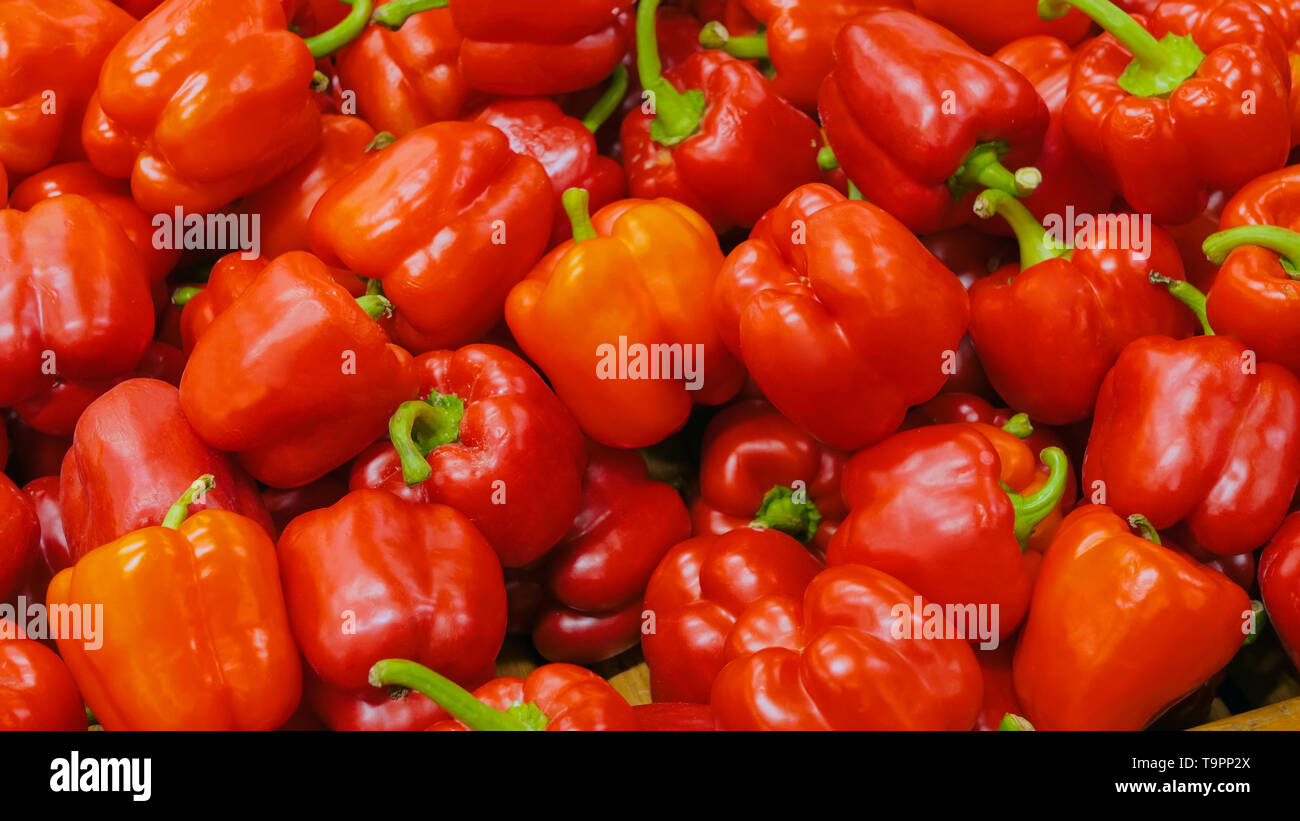 Red bell peppers at grocery store Stock Photo - Alamy