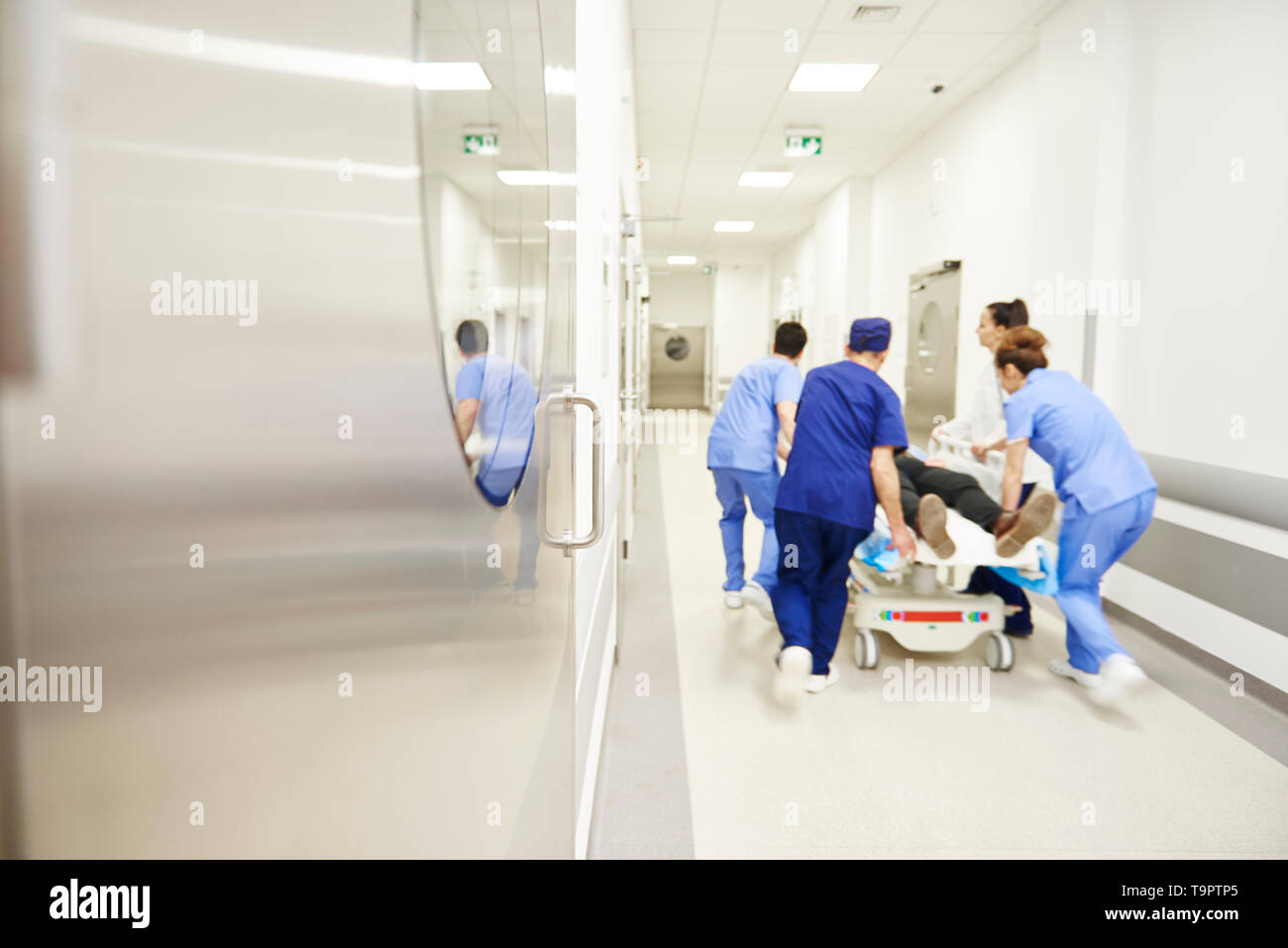 Team of doctors running in a hurry Stock Photo - Alamy