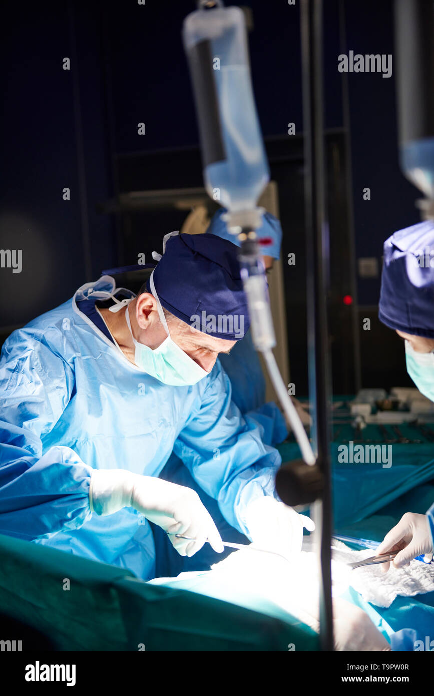 Surgeon during operation hi-res stock photography and images - Alamy