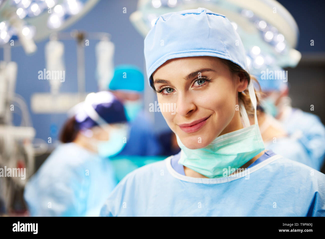 Smiling surgeon hi-res stock photography and images - Alamy