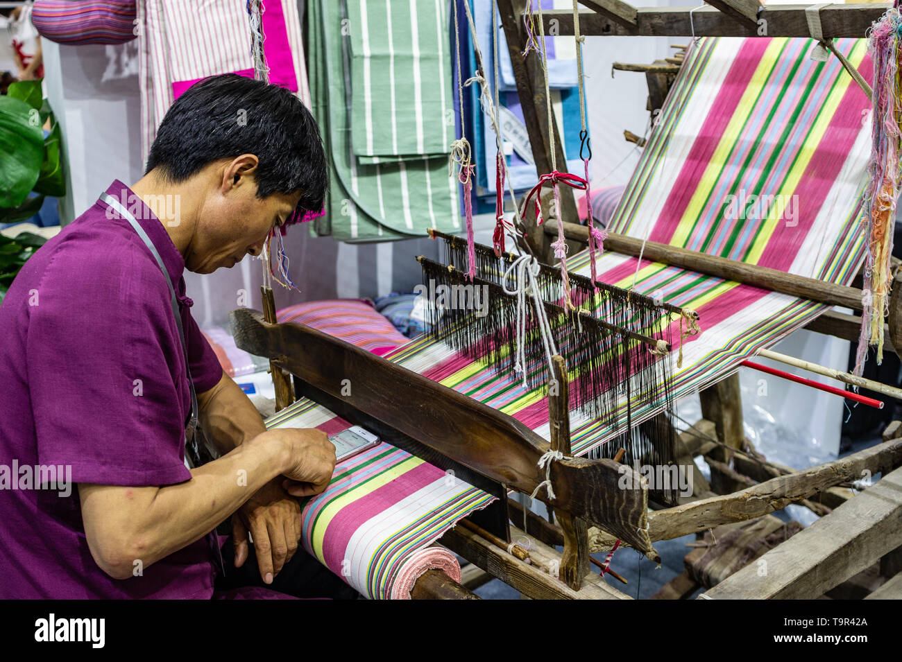 Chinese weaving loom hi-res stock photography and images - Alamy