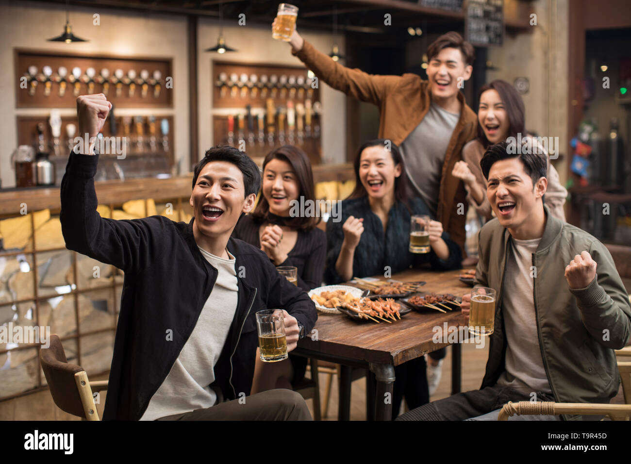 Asian beer cheering restaurant hi-res stock photography and images - Alamy