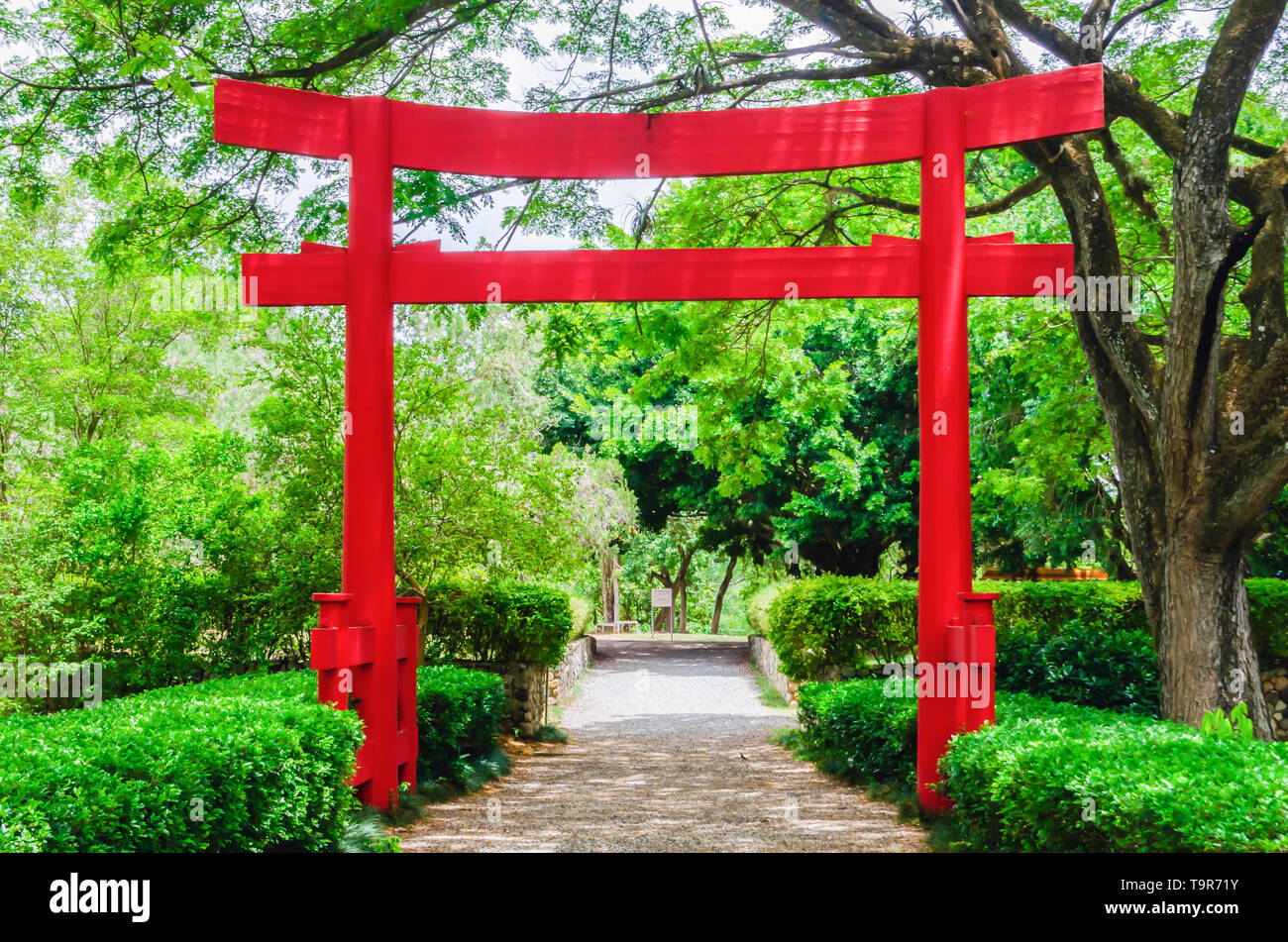 Shinto torii gate garden hi-res stock photography and images - Alamy