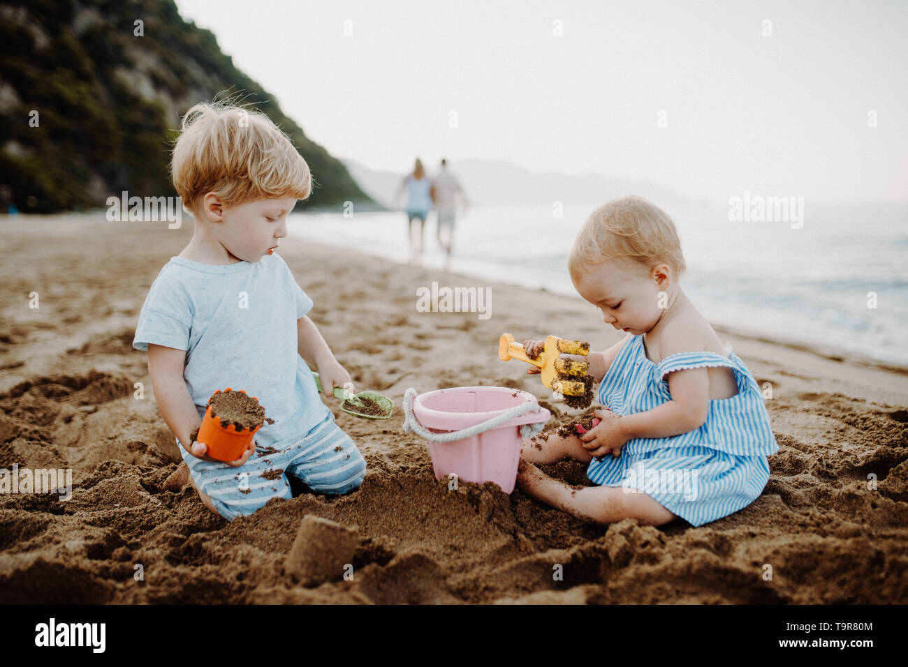 Children playing with sand hi-res stock photography and images - Alamy