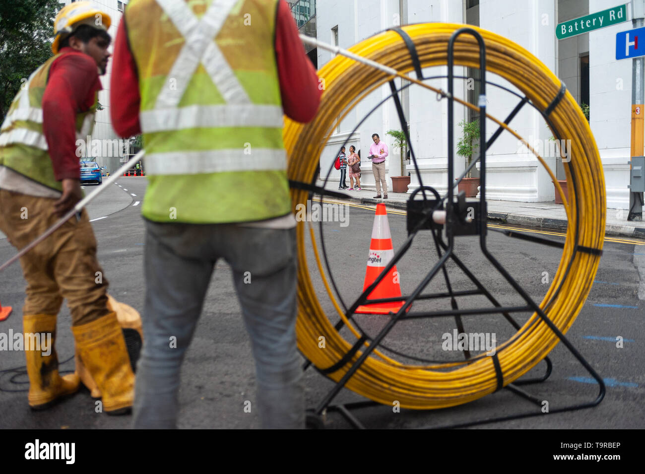 15.04.2018, Singapore, Republic of Singapore, Asia - Two workers are ...