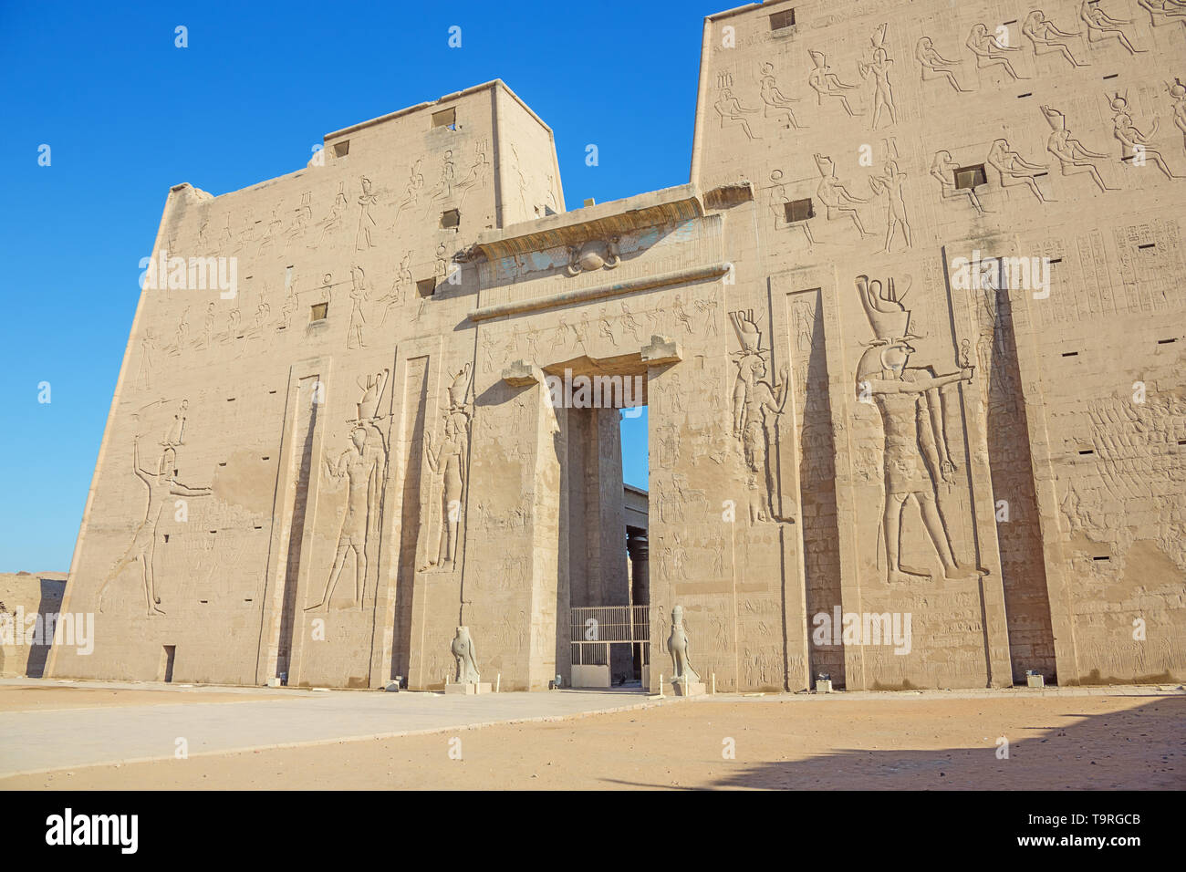 Overview of the entrance of the Temple of Horus at Edfu Stock Photo - Alamy