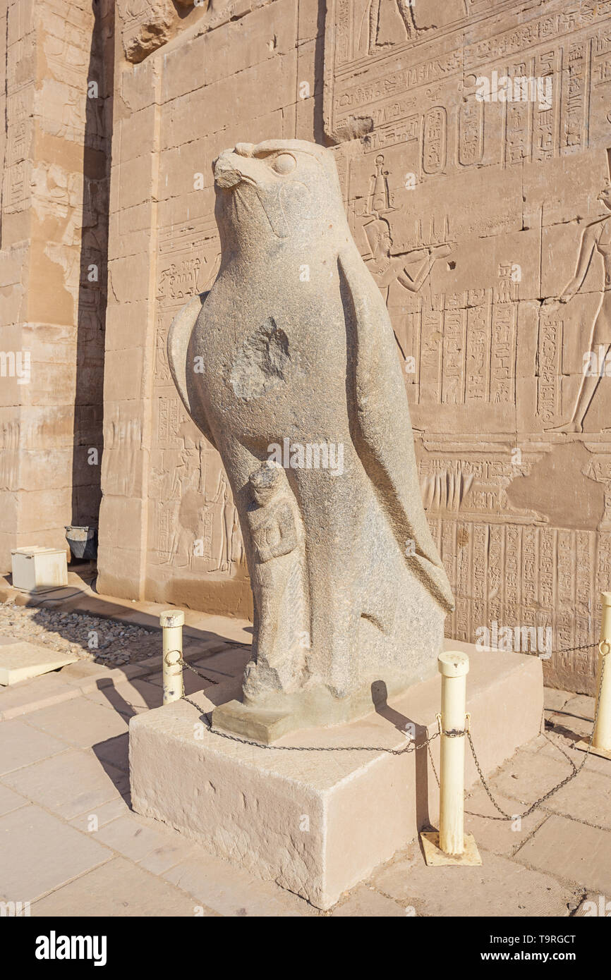 The bird statue of Horus at the entrance of the temple of Edfu Stock ...