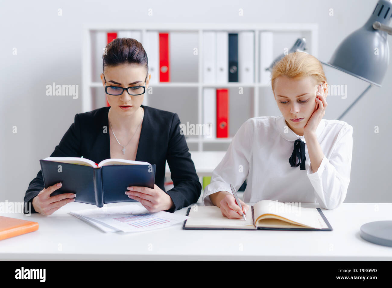 Business women show smart hi-res stock photography and images - Alamy