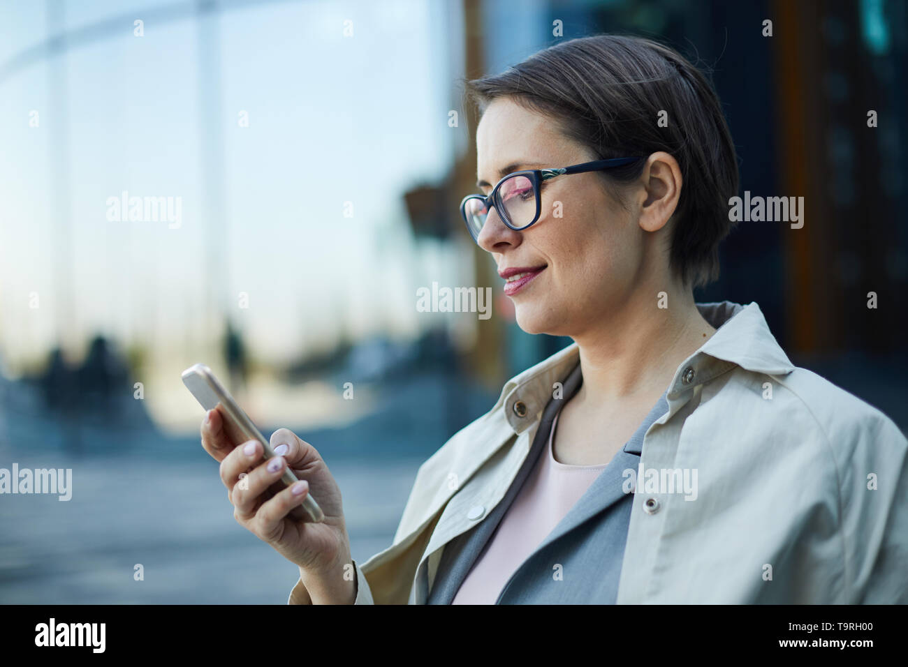 Middle aged app hi-res stock photography and images - Alamy