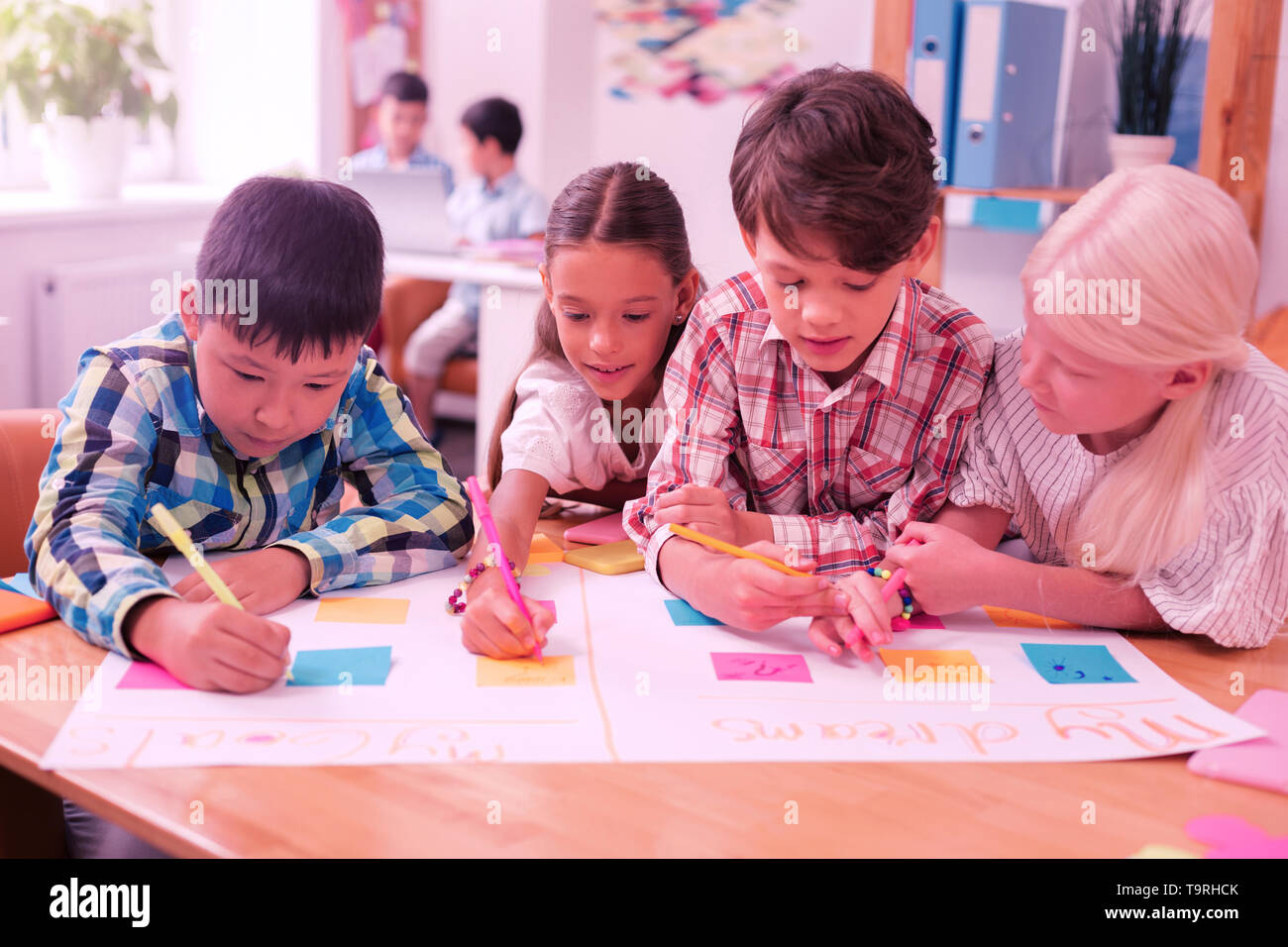 Kids school project teamwork hi-res stock photography and images - Alamy