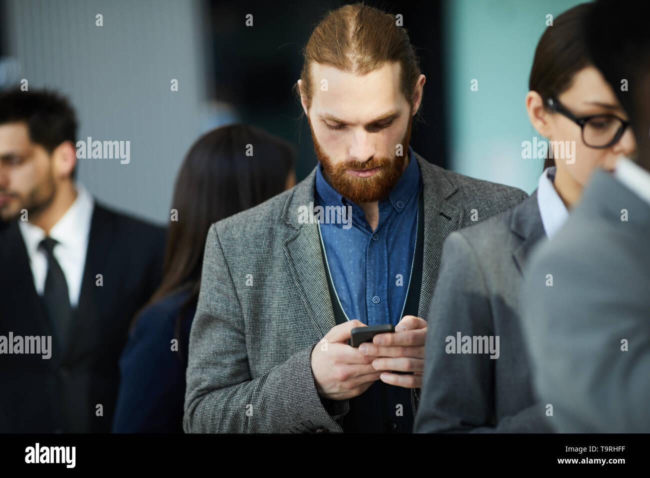 People in line waiting for employee hi-res stock photography and images ...