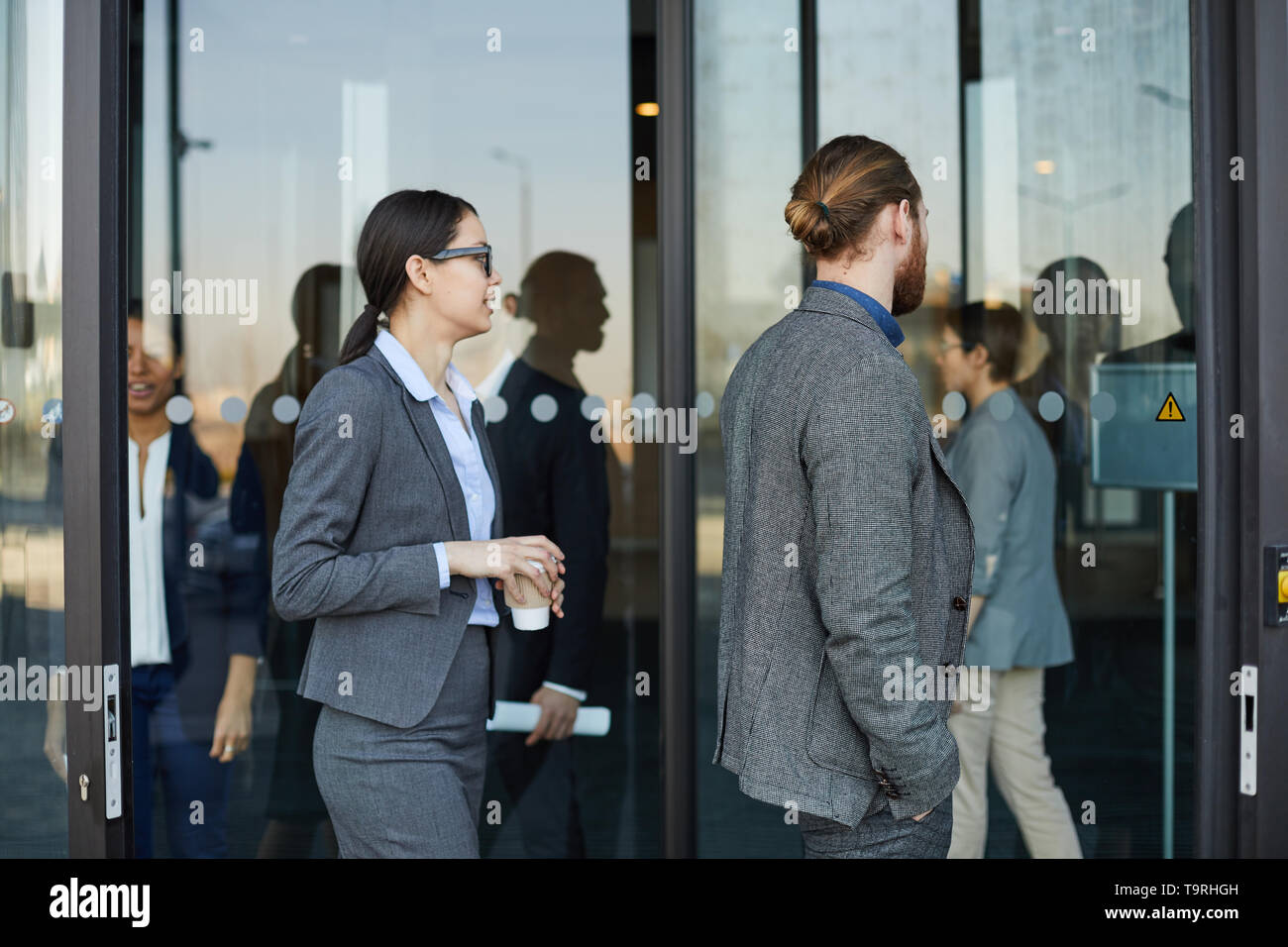 Business people coming in convention center Stock Photo - Alamy
