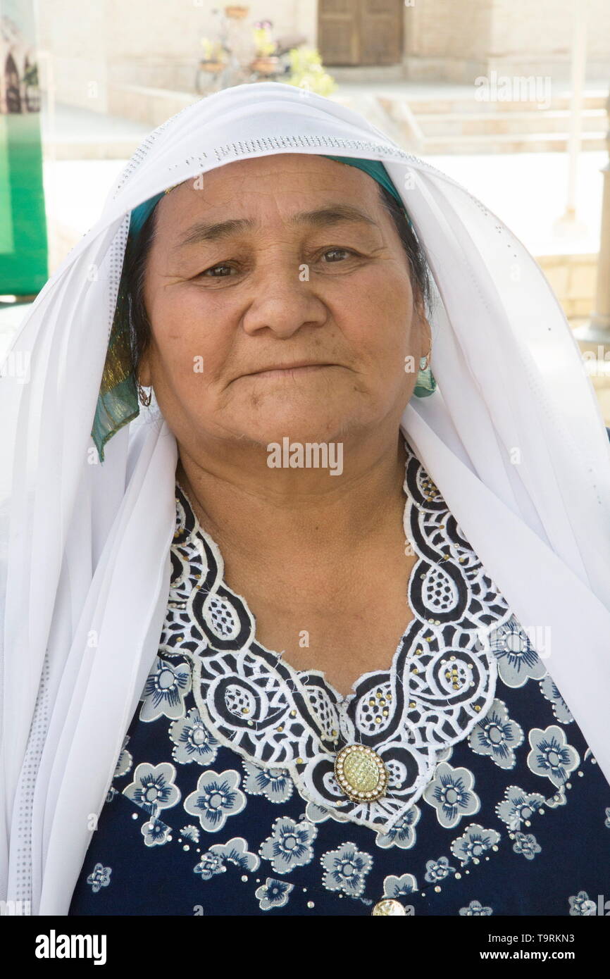 Uzbek woman portrait hi-res stock photography and images - Alamy
