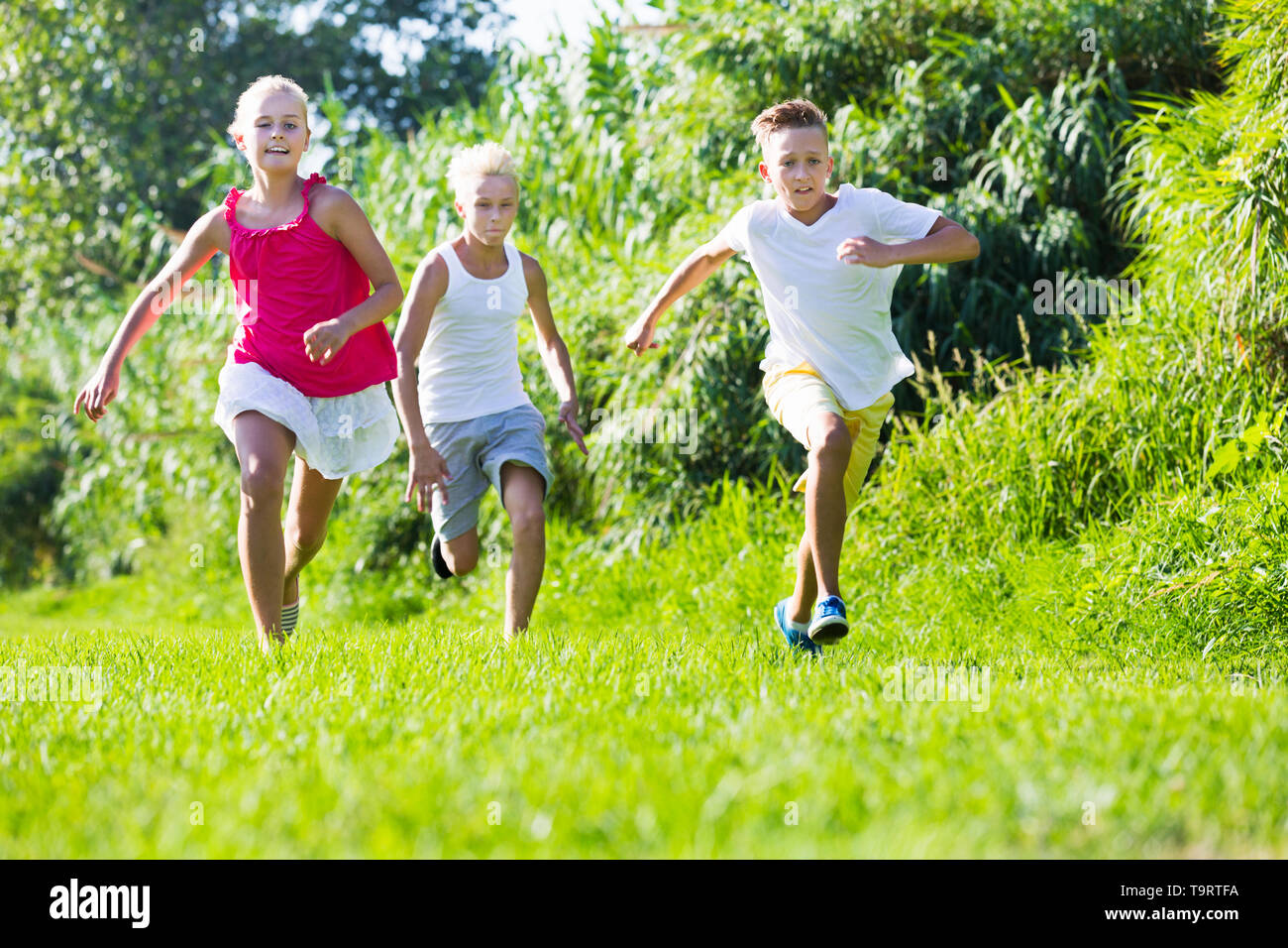 Kids chasing each other hi-res stock photography and images - Alamy