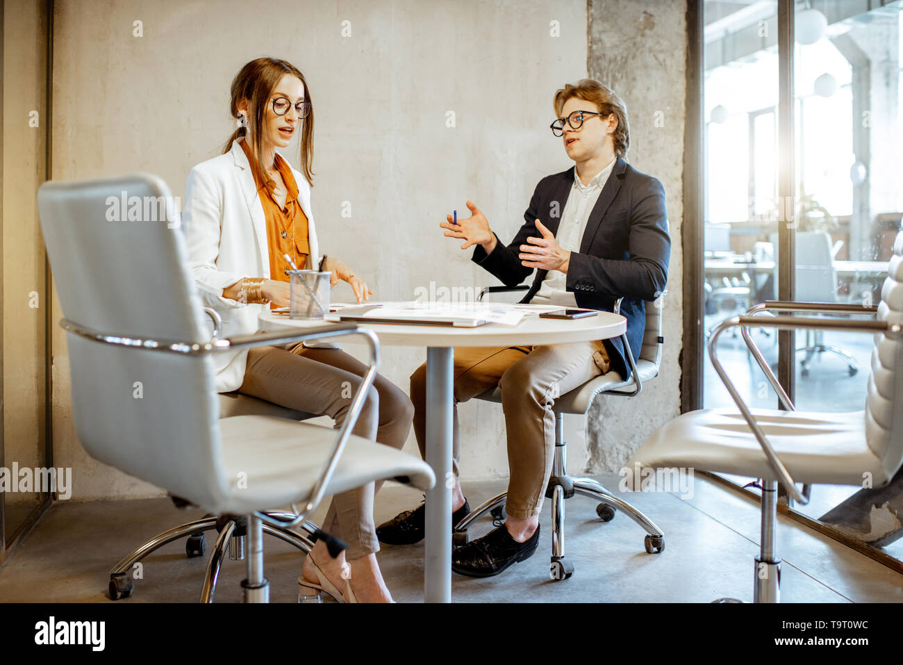 Round Table Conference High Resolution Stock Photography and Images - Alamy