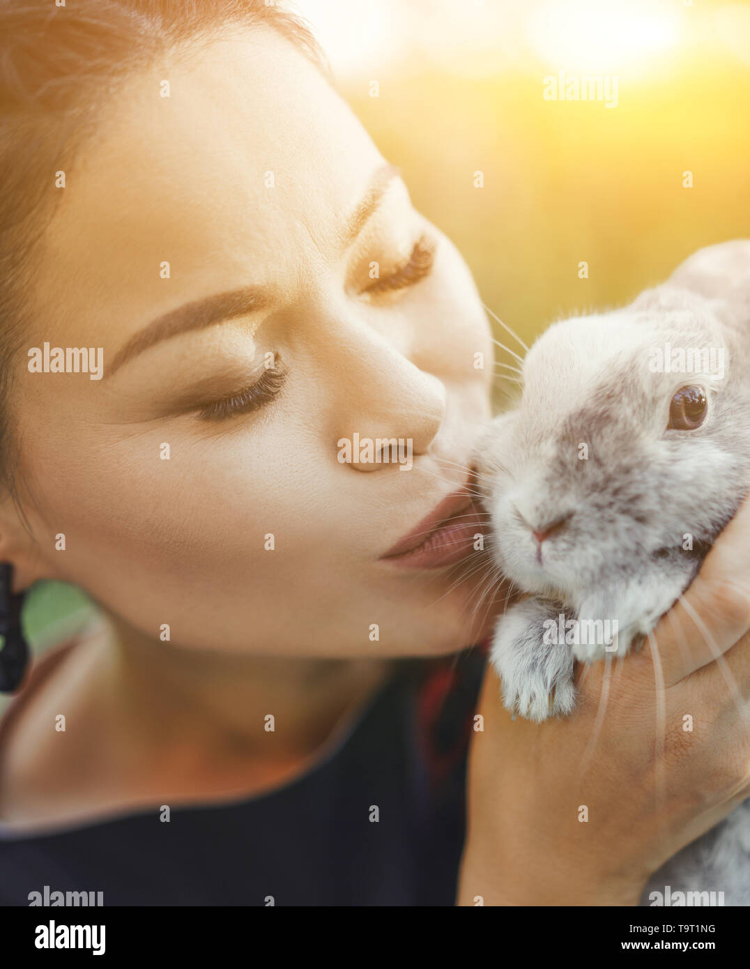 Kissing rabbit hi-res stock photography and images - Alamy