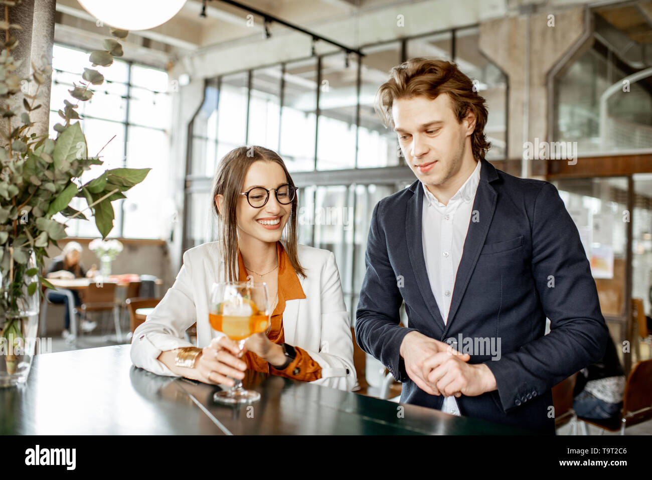 Couple talking drinking bar hi-res stock photography and images - Alamy