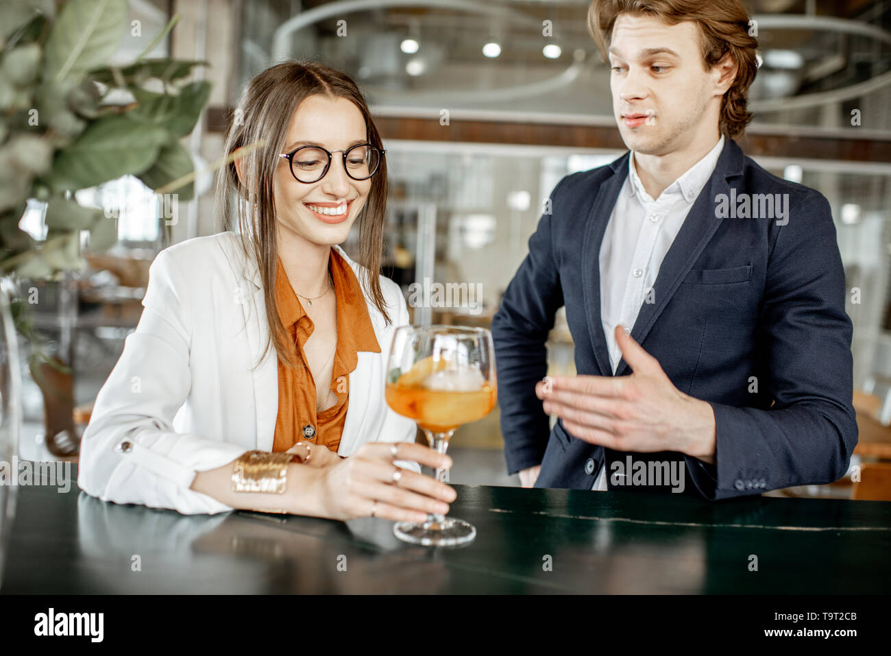 Couple talking drinking bar hi-res stock photography and images - Alamy