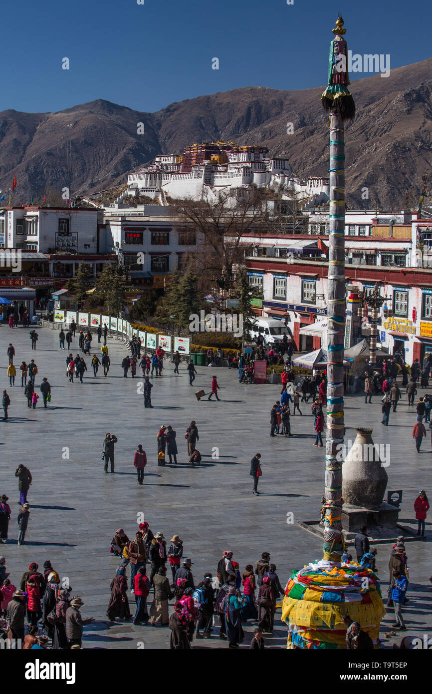 Tibetan pilgrims in traditional dress hi-res stock photography and ...
