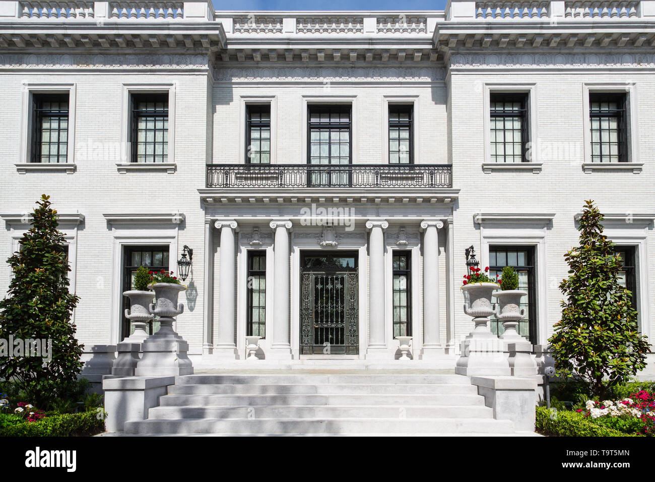 Columned Front of Mansion Stock Photo - Alamy