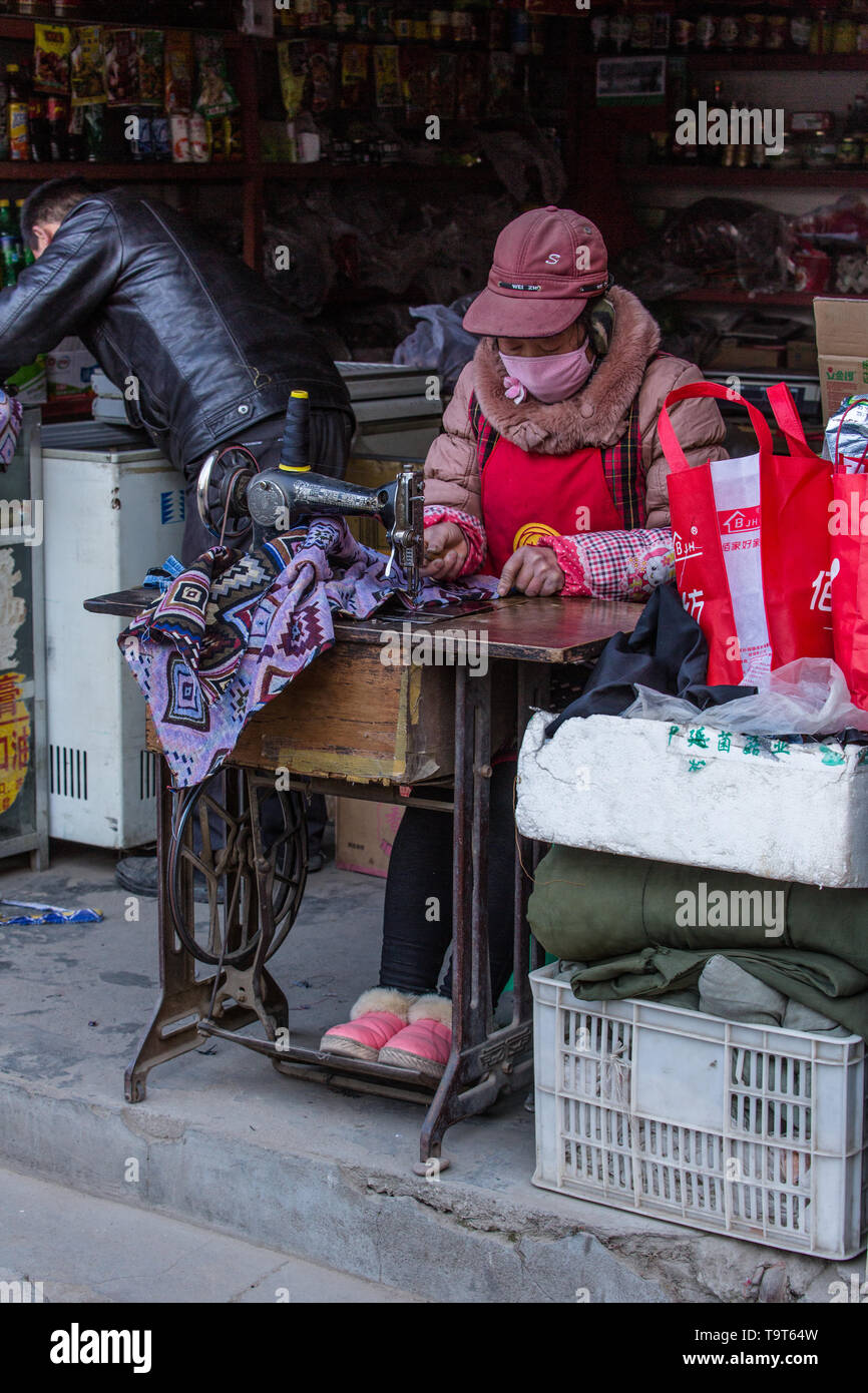 Treadle sewing machine hi-res stock photography and images - Alamy