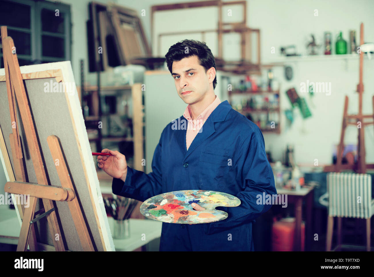 1 hand holding palette hi-res stock photography and images - Alamy