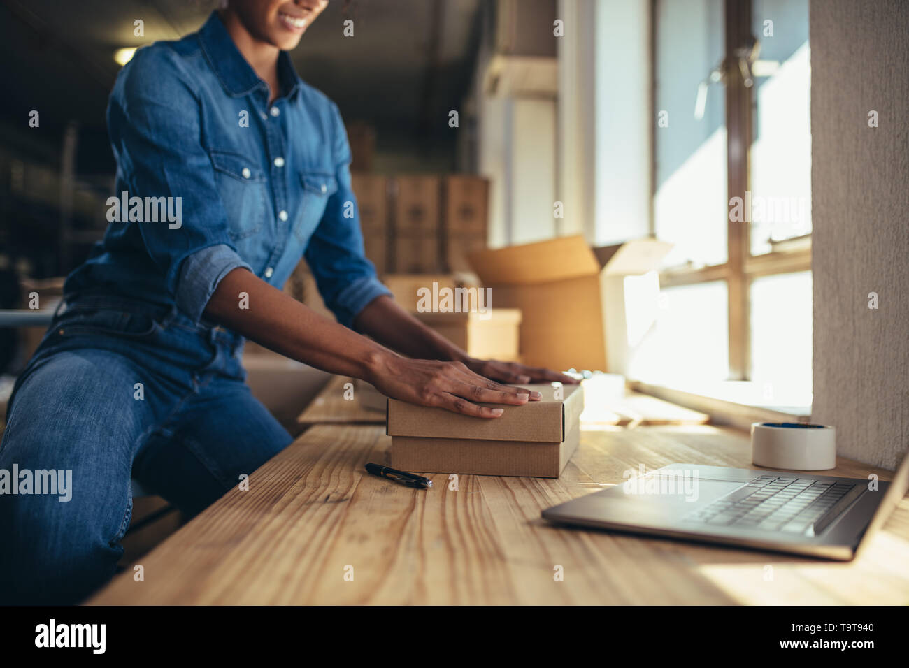 Packing a box hi-res stock photography and images - Alamy
