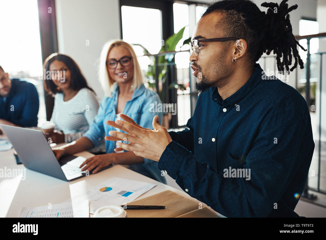 Explaining charts hi-res stock photography and images - Alamy