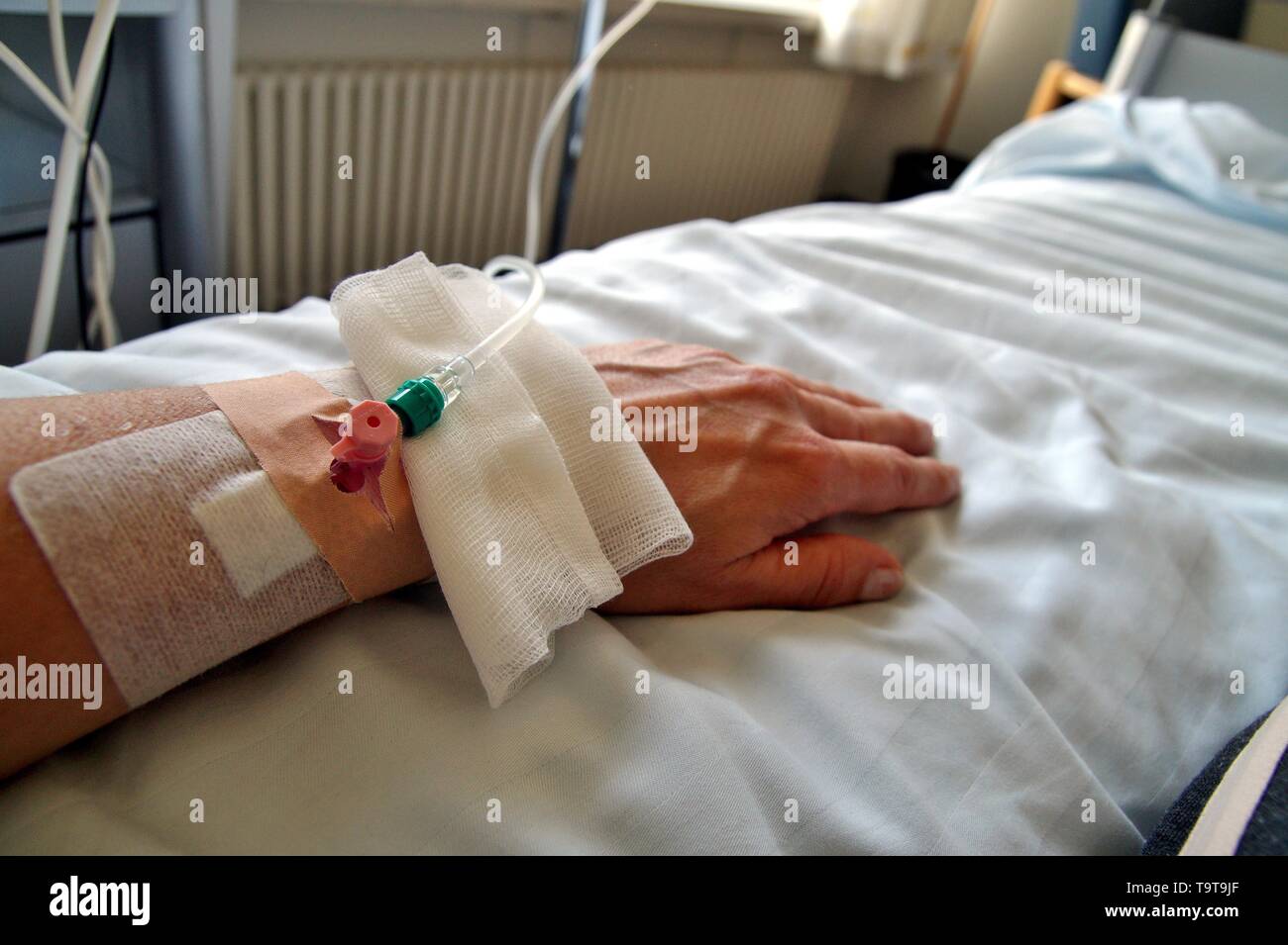 Patient cannula in hospital bed hi-res stock photography and images - Alamy