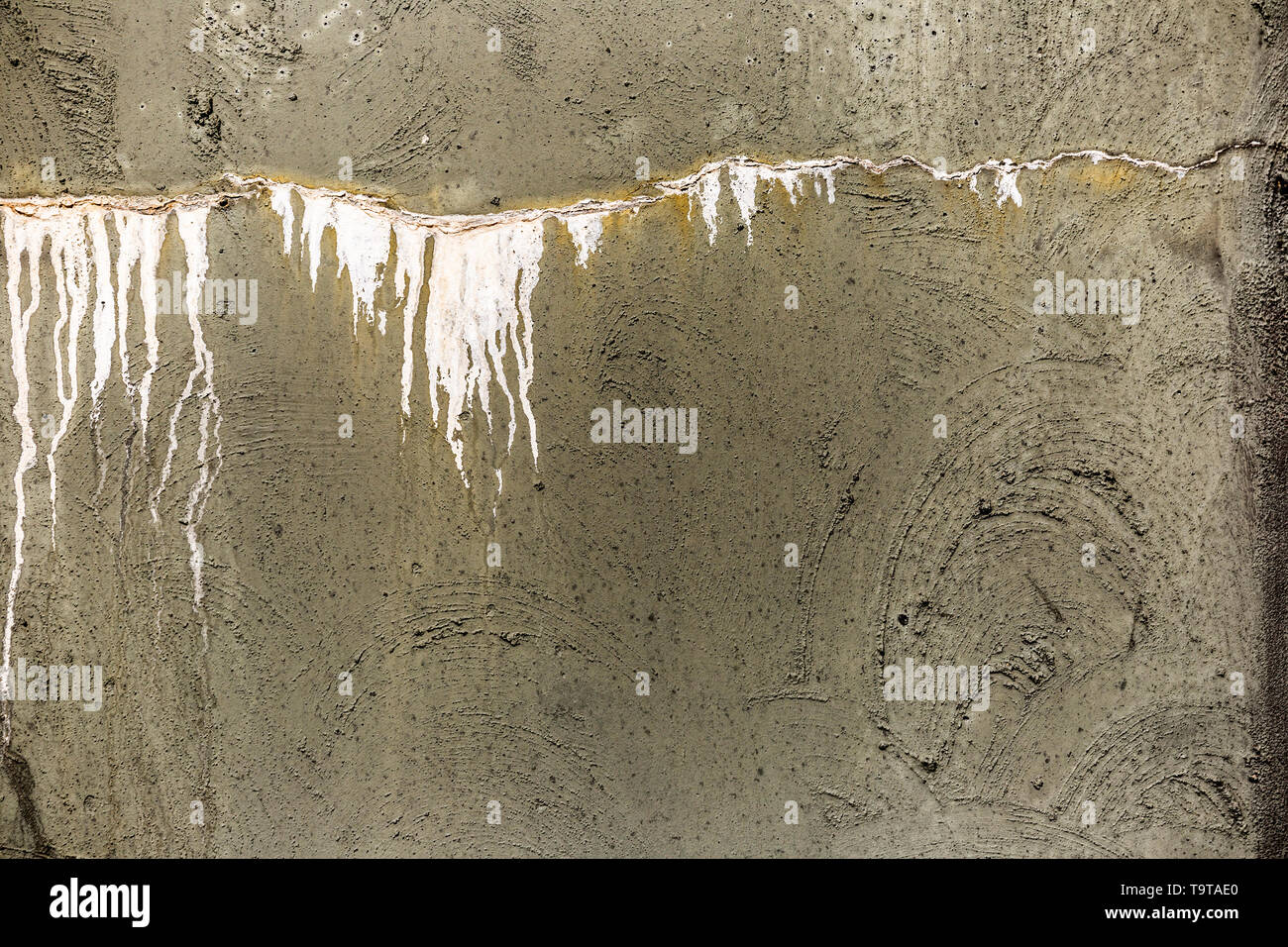 Slow dripping cracked wall on old textured water tank Stock Photo - Alamy